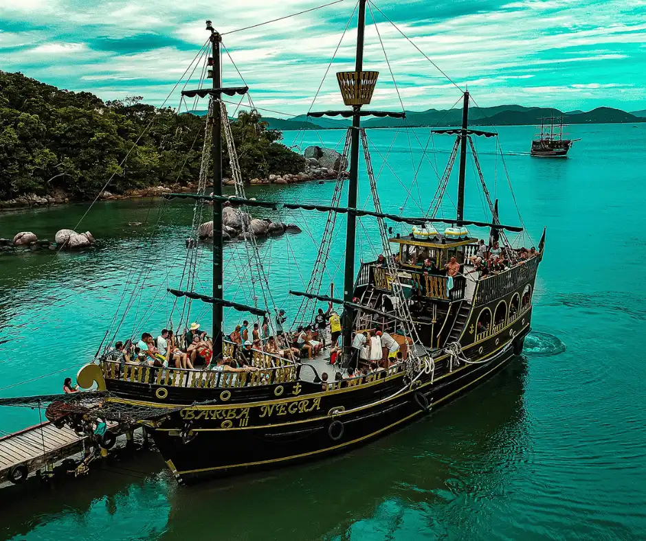 Barco Pirata Canasvieiras em Florianópolis - Turismo Brasil