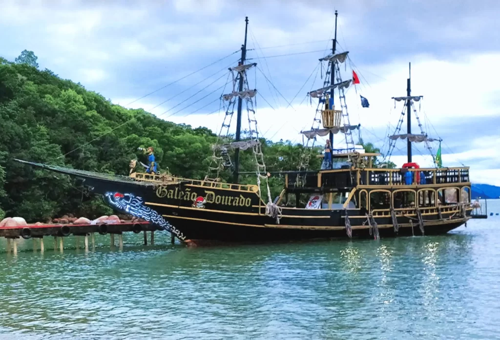 Barco Pirata Canasvieiras em Florianópolis - Turismo Brasil